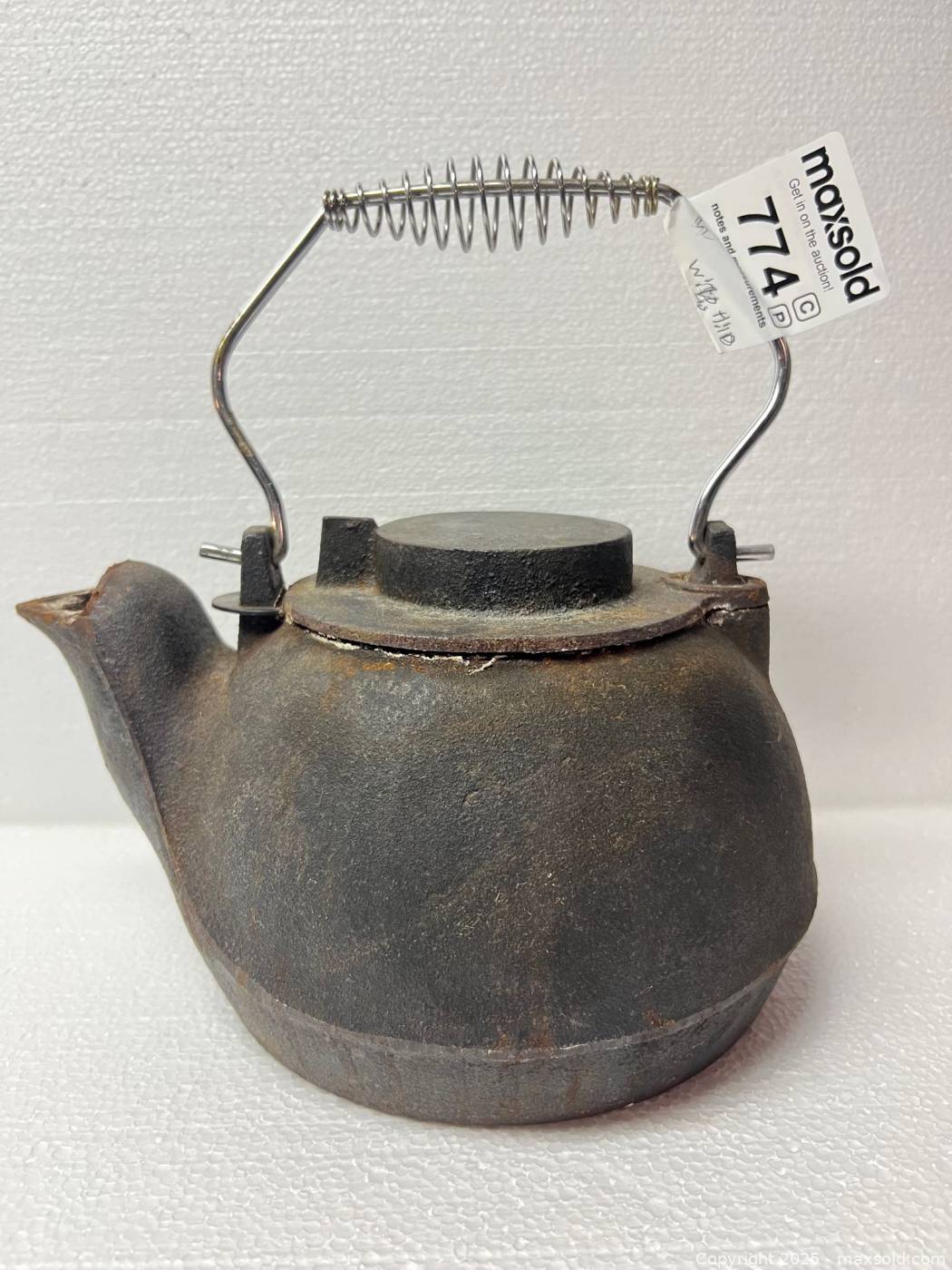 Vintage cast iron kettle and cauldron pot | Maxsold