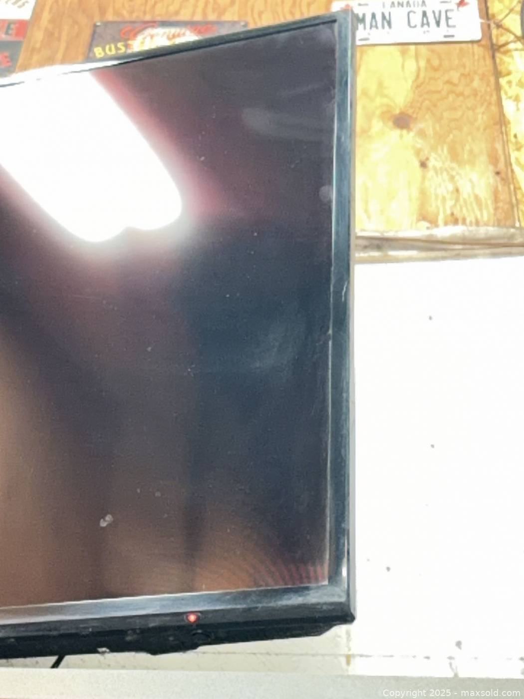 Samsung flat screen TV with remote | Maxsold