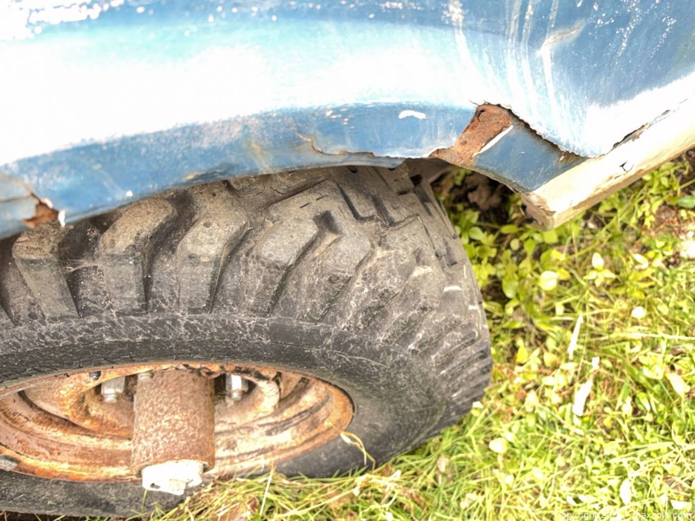 Rusted truck with loose tires for scrap | Maxsold