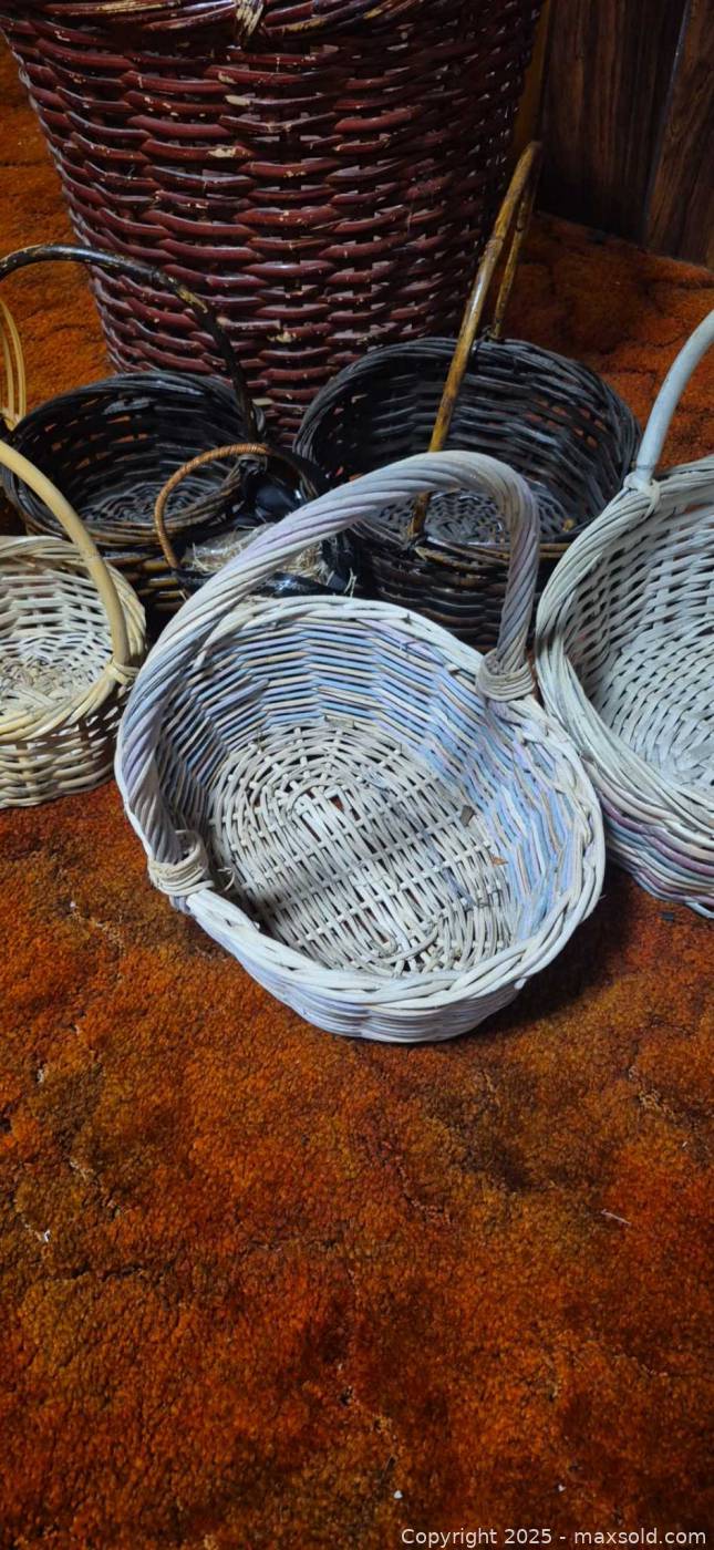 Wicker woven baskets, 7 mixed colors | Maxsold