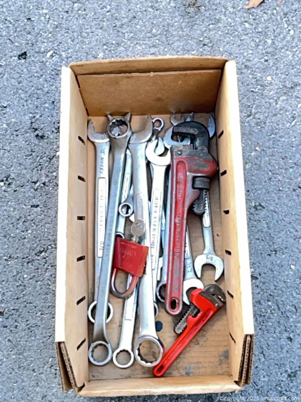 Pipe, combination & mini wrenches with padlock | Maxsold