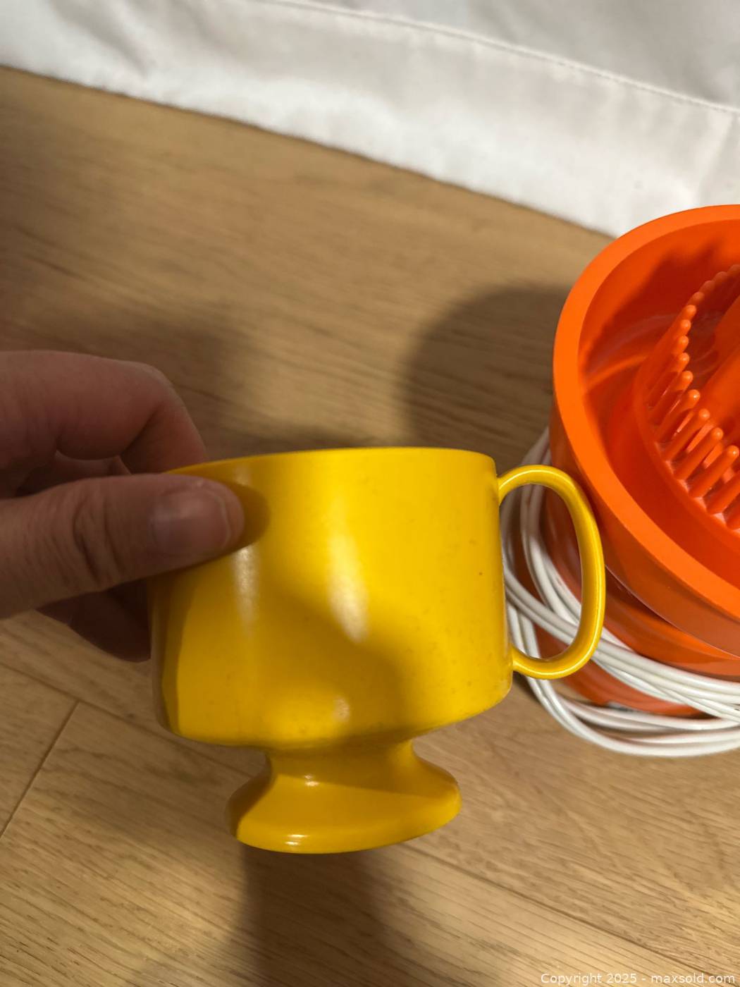 Philips orange electric juicer with yellow mug | Maxsold