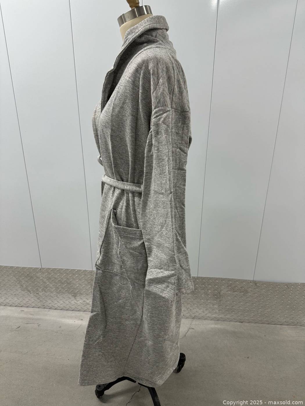 Heather grey fleece robe size medium | Maxsold
