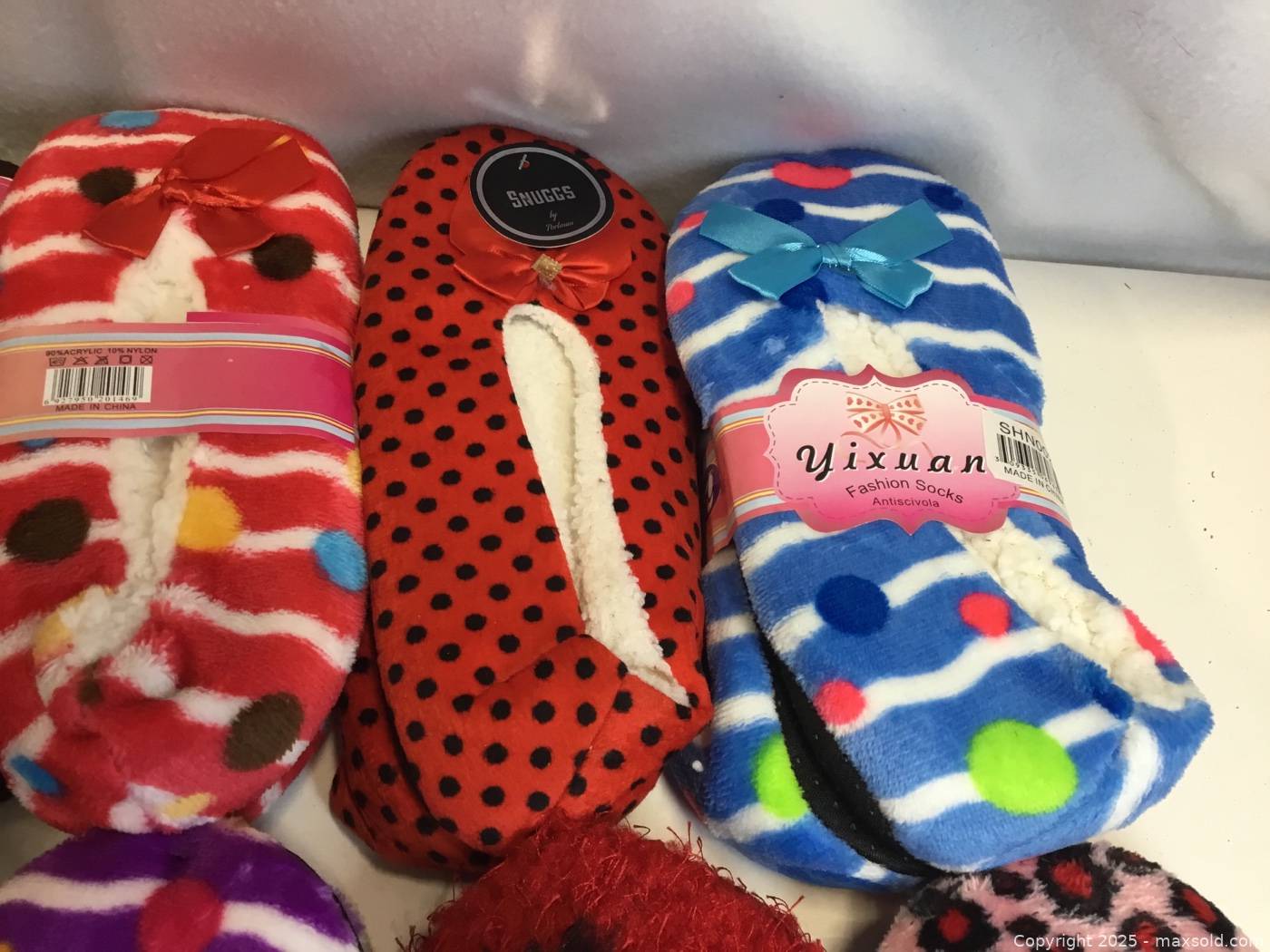 10 assorted slipper pairs size 36-41 | Maxsold