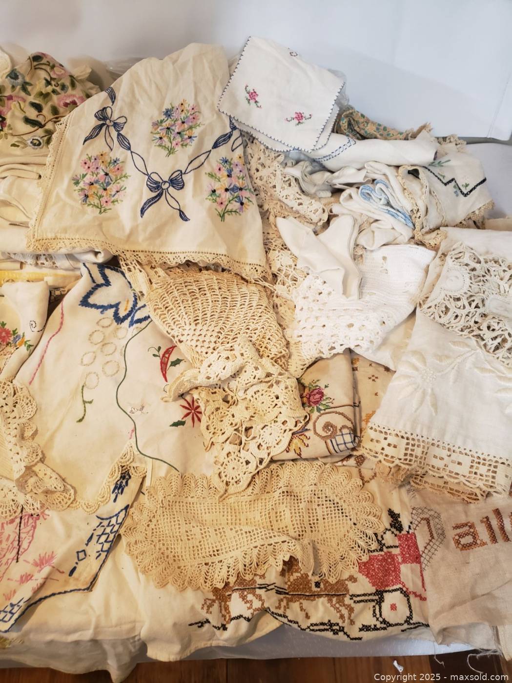 Vintage embroidered linens lot | Maxsold