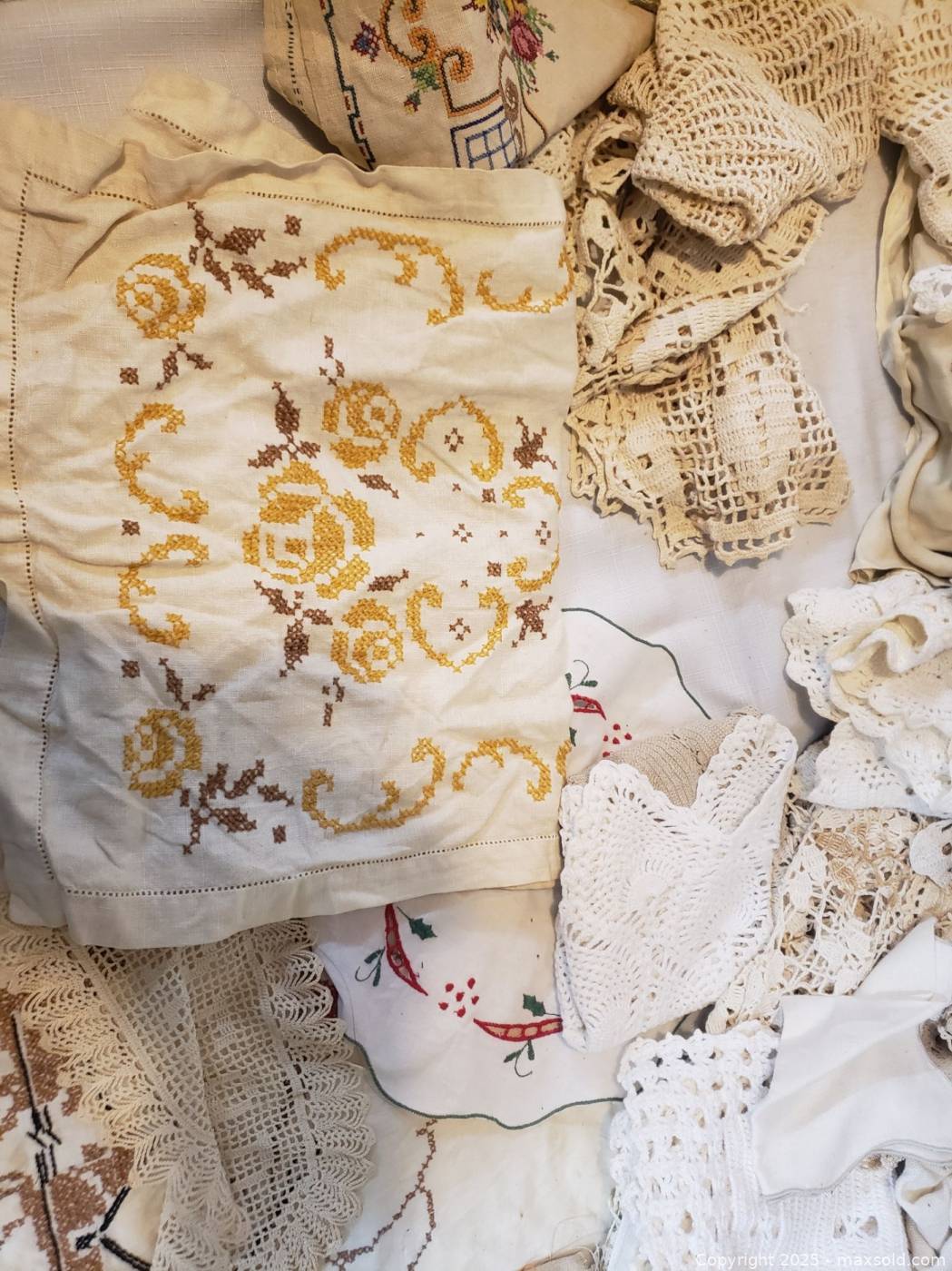 Vintage embroidered linens lot | Maxsold