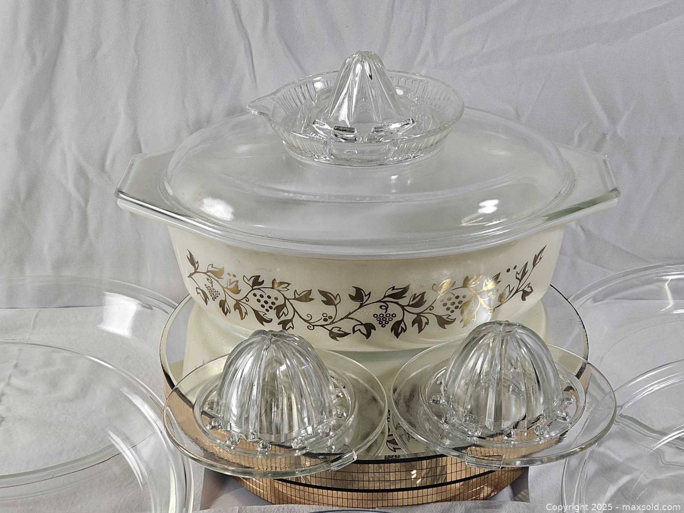 Pyrex Golden Grapes Casserole, Pie Plates, Glass Juicers | Maxsold