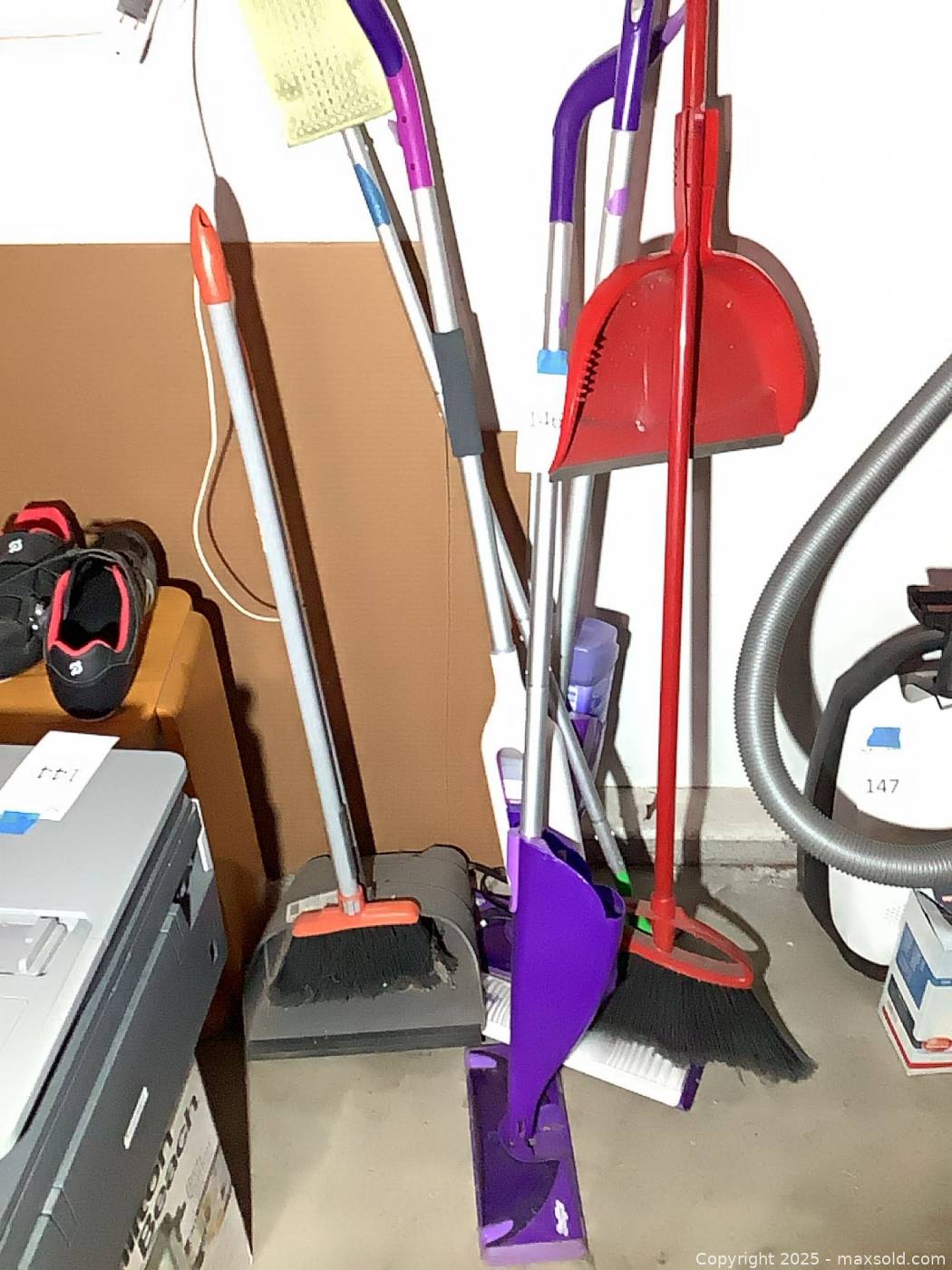 Cleaning tools: Swiffer WetJet, Sweeper, 2 broom-dustpan sets | Maxsold
