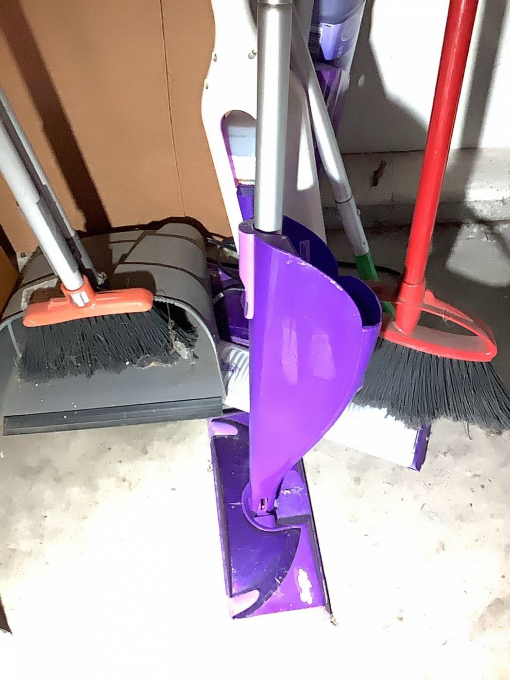 Cleaning tools: Swiffer WetJet, Sweeper, 2 broom-dustpan sets | Maxsold