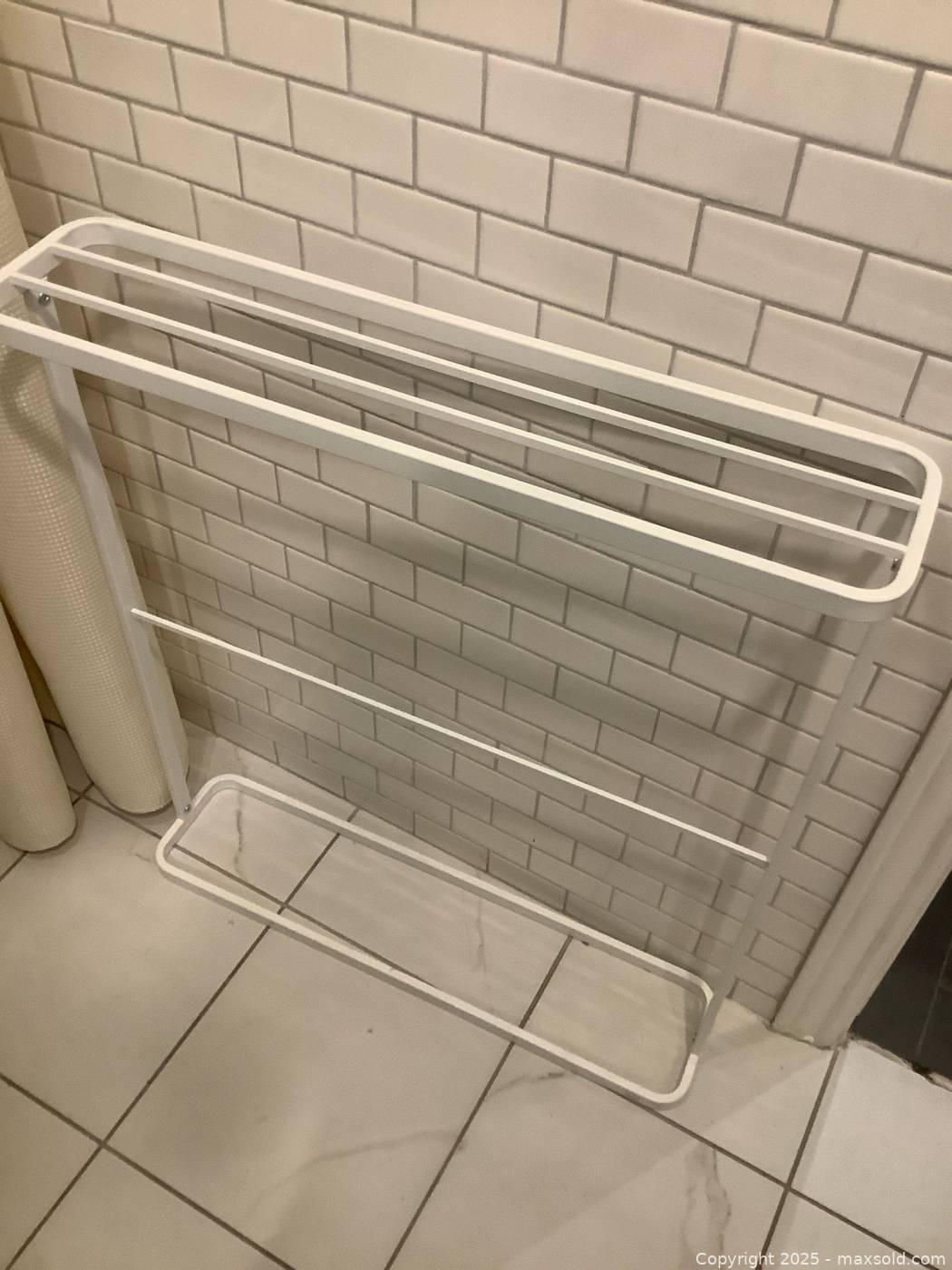 Metal bathroom racks and TP holder | Maxsold