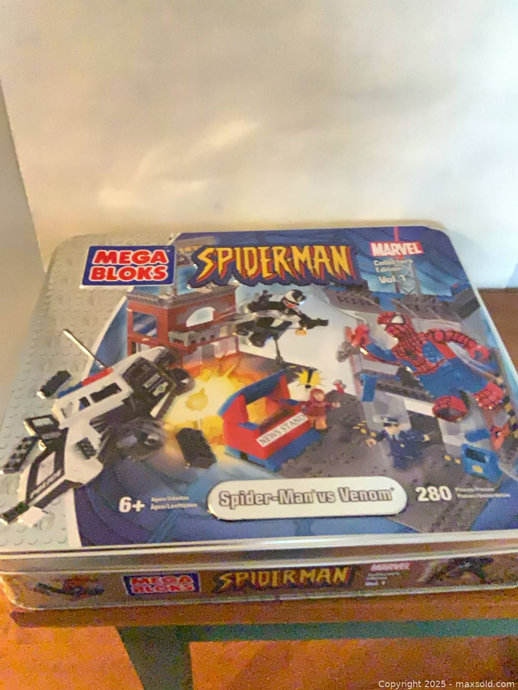 Mega Bloks Spider-Man vs Venom building set in tin | Maxsold