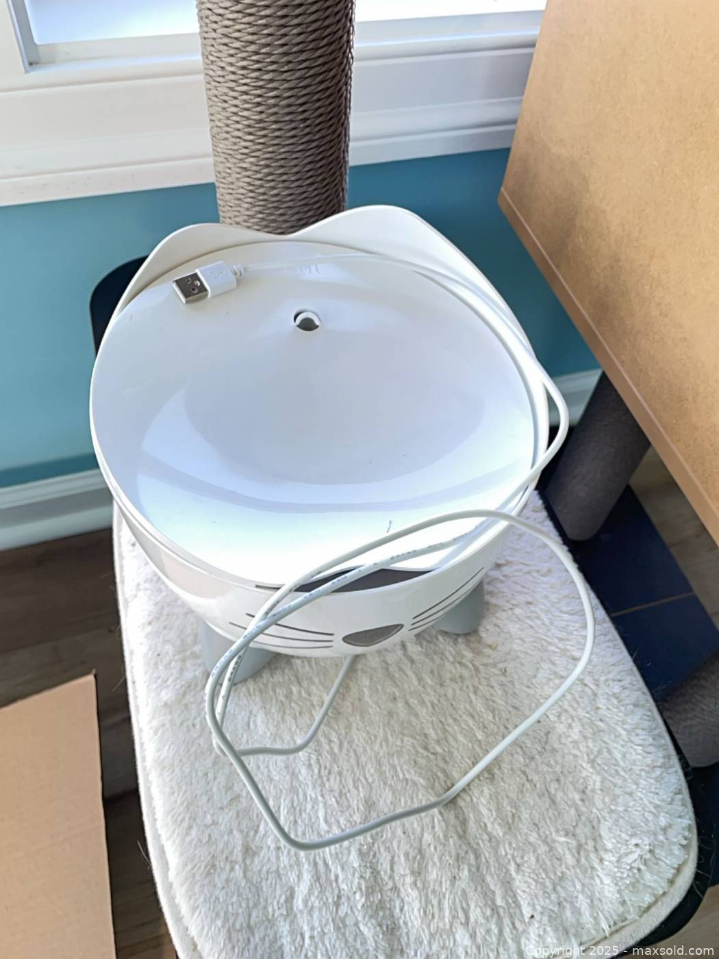 Multi-level cat tree with Catit fountain and filters | Maxsold