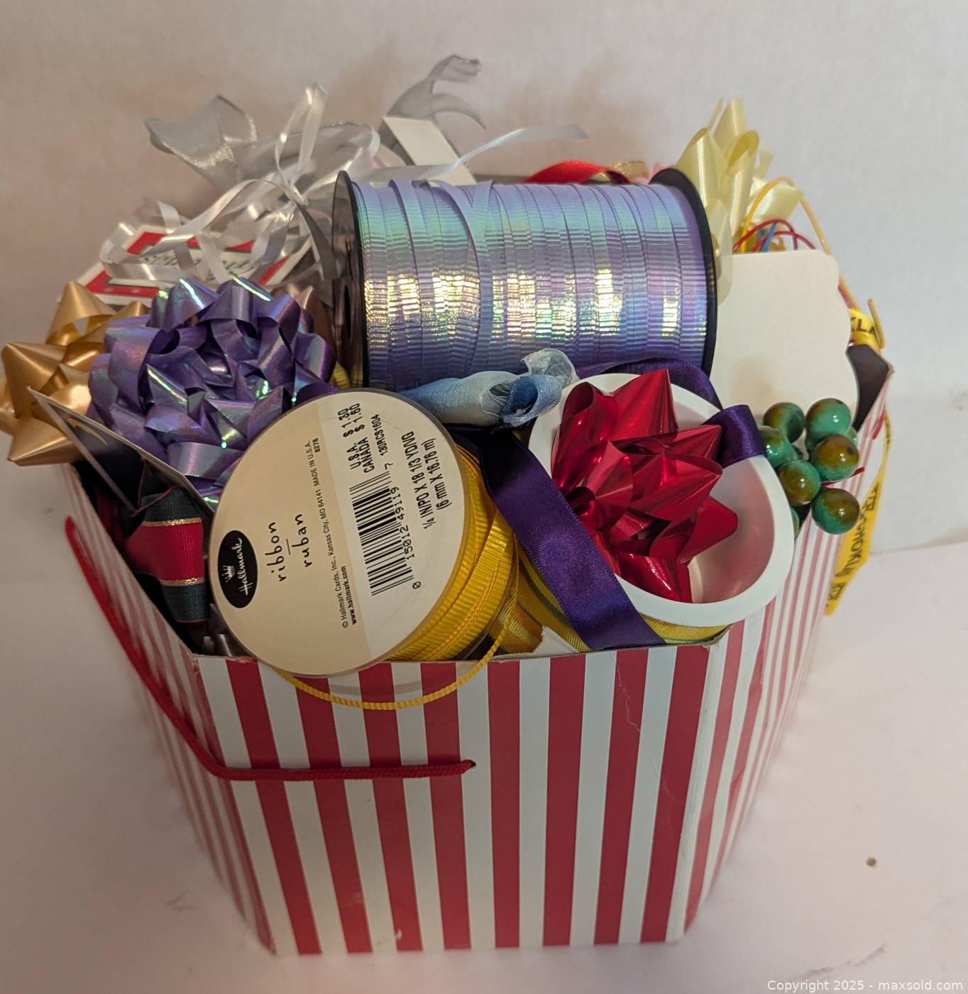 Mixed gift wrap ribbons and bows lot | Maxsold