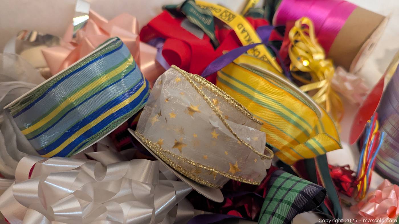 Mixed gift wrap ribbons and bows lot | Maxsold