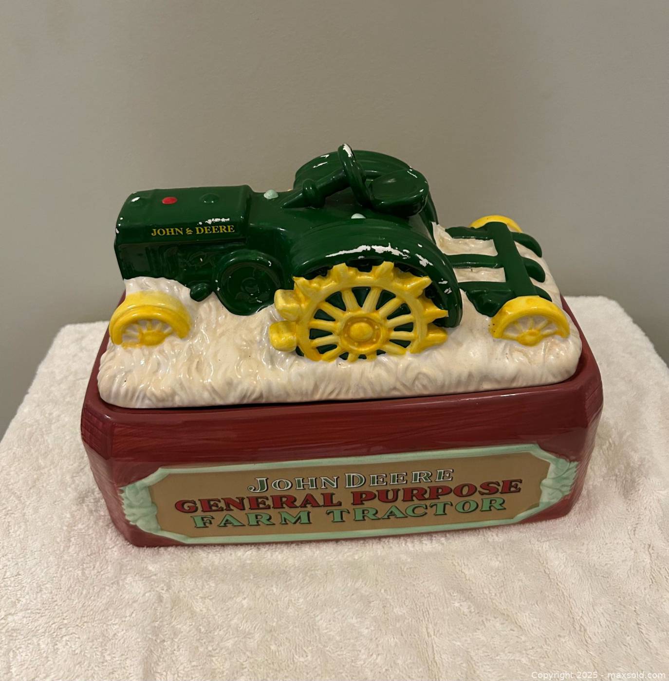 John Deere ceramic cookie jar with tractor lid | Maxsold