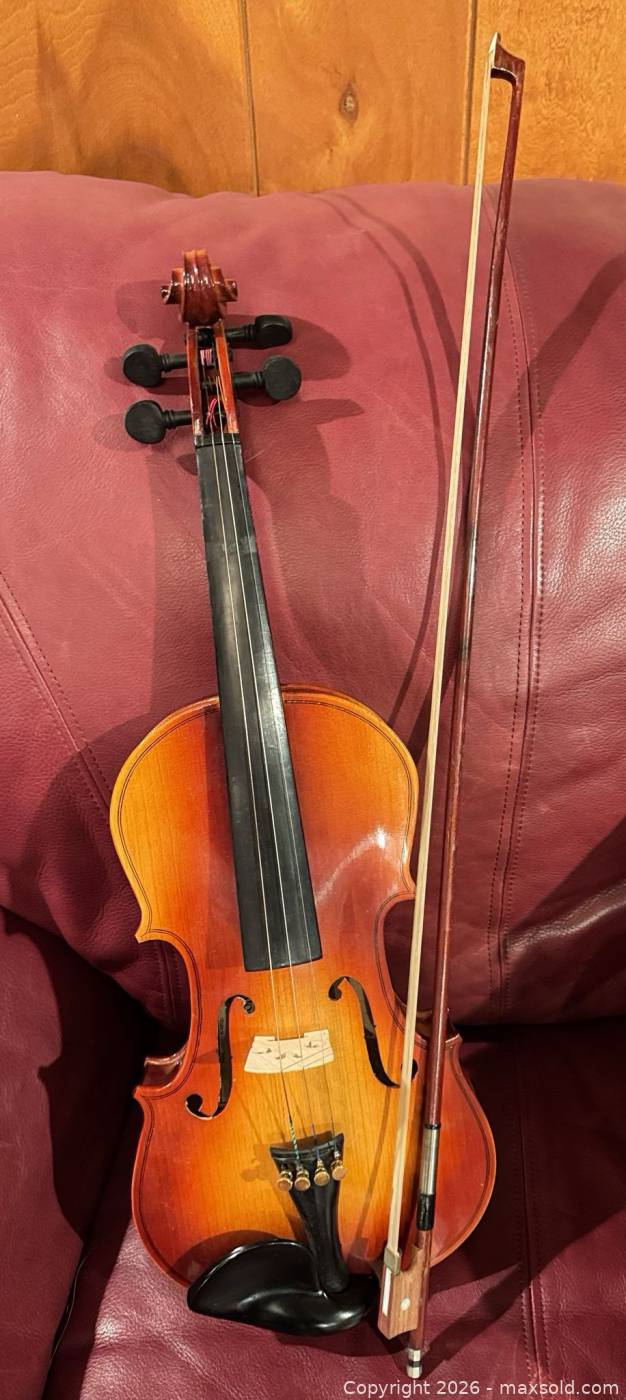 Lark violin with bow and case | Maxsold