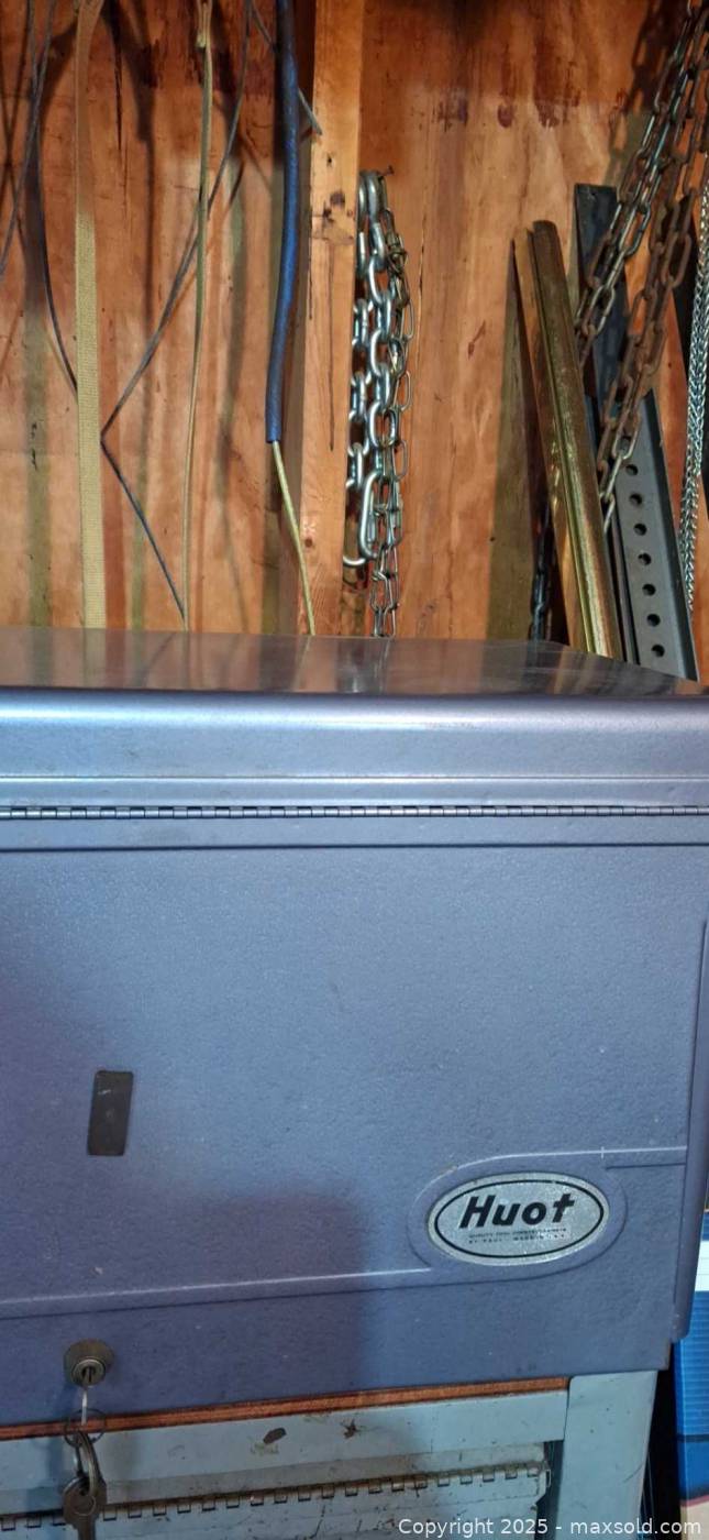 Huot metal tool box with keys | Maxsold