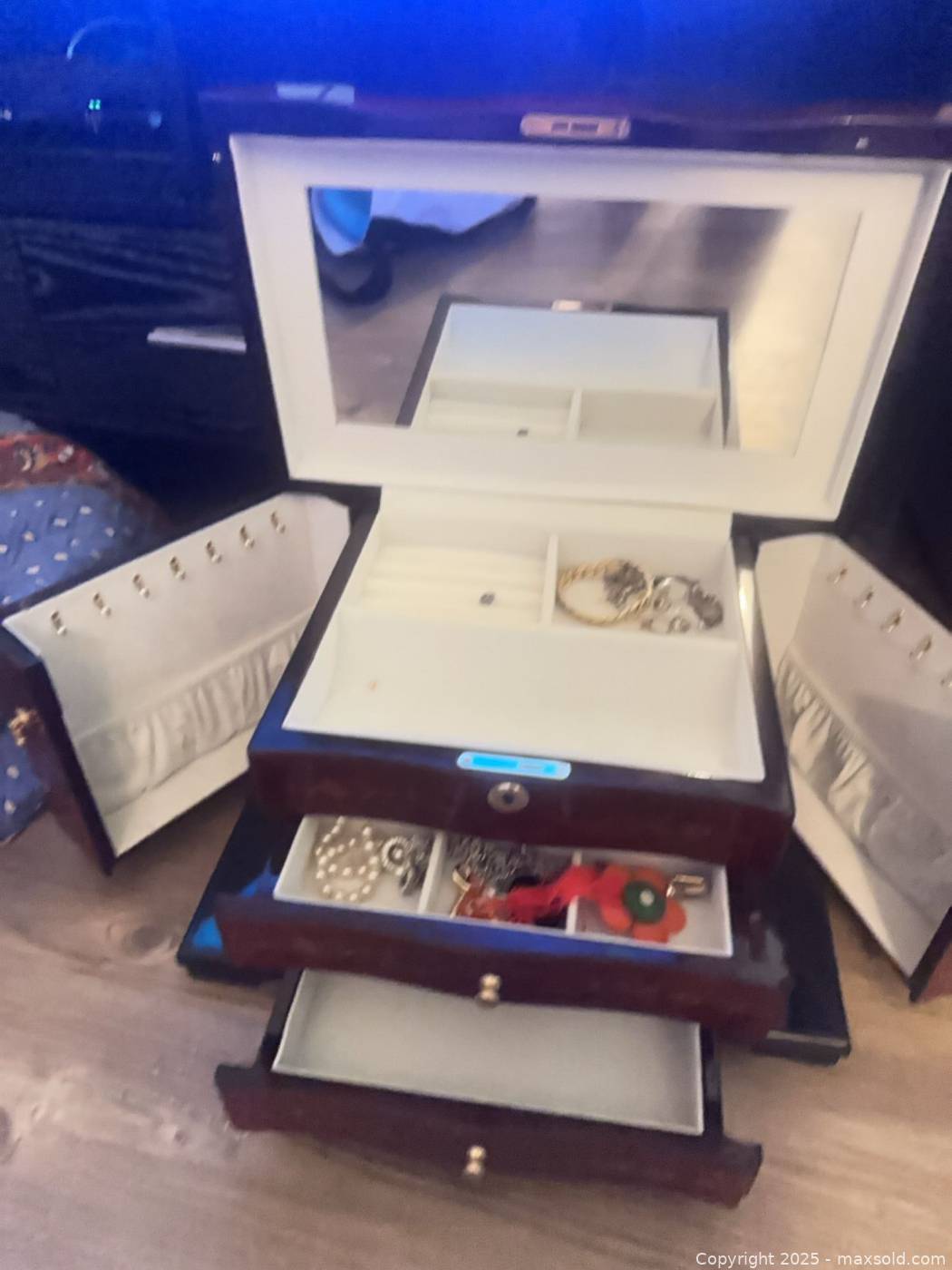 Wood jewelry box with mirror and lock | Maxsold