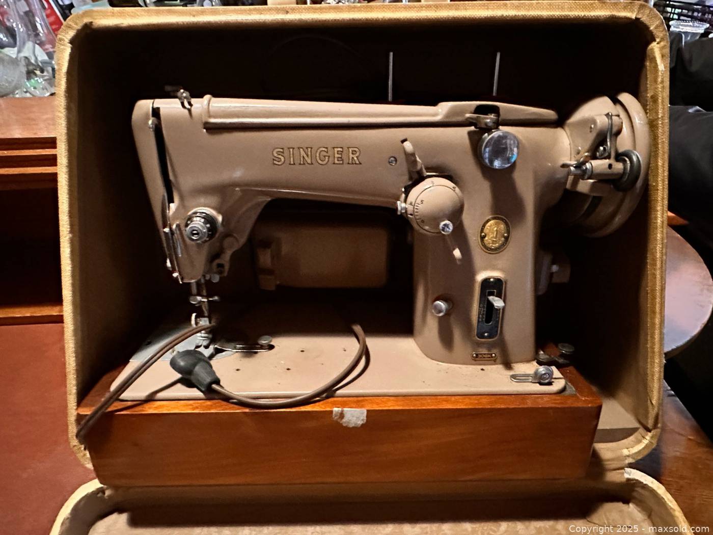 Singer mid-century electric sewing machine | Maxsold