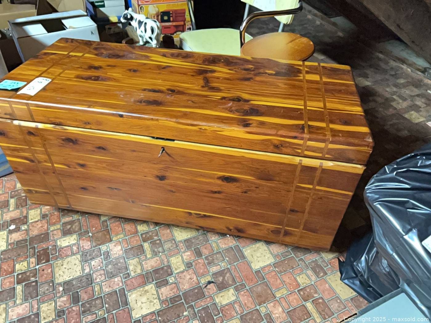 Vintage cedar hope chest solid wood | Maxsold
