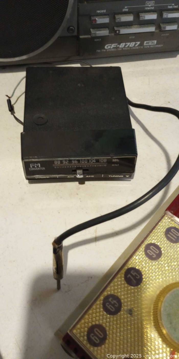 Sharp GF-8787 boombox, boxed Magnus keyboard, red radio, mantel clock ...