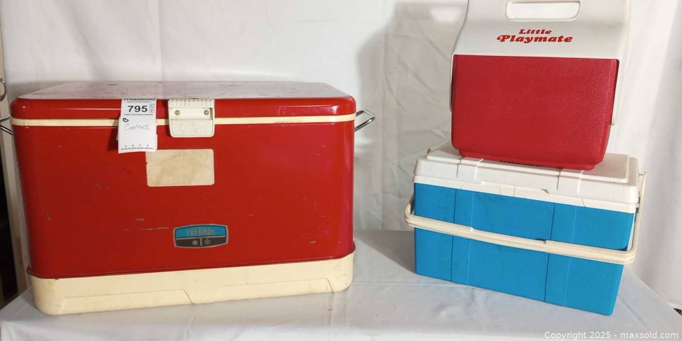 3 Portable Coolers – Thermos & Igloo | Maxsold