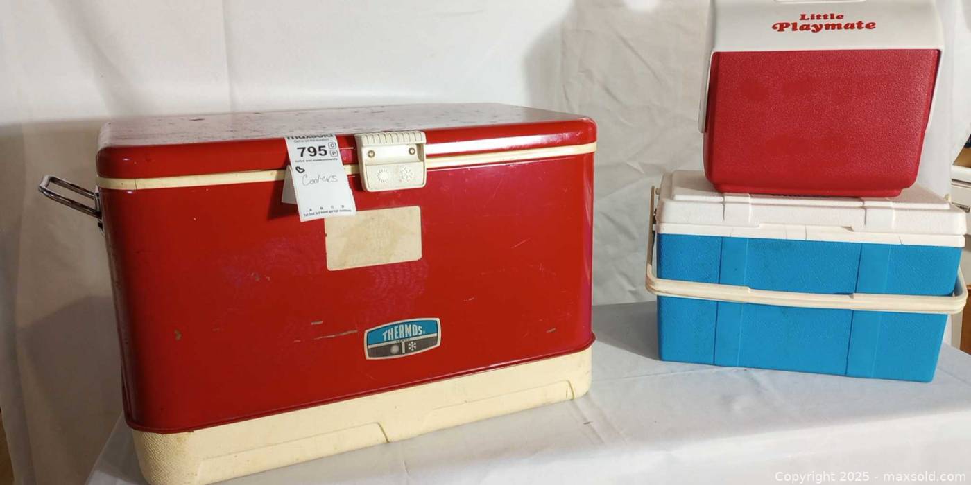 3 Portable Coolers – Thermos & Igloo | Maxsold