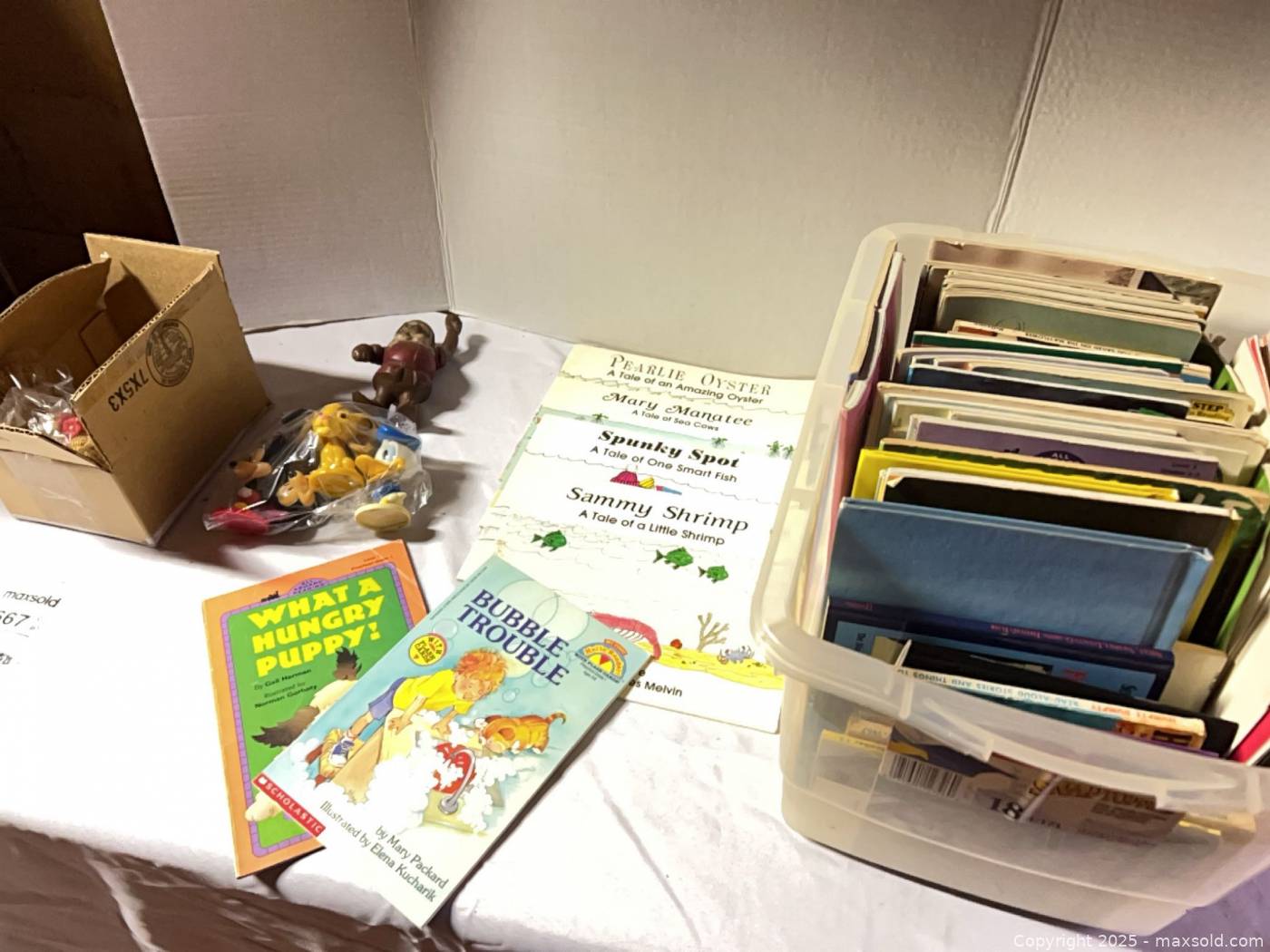 Children’s books with small toy figures | Maxsold