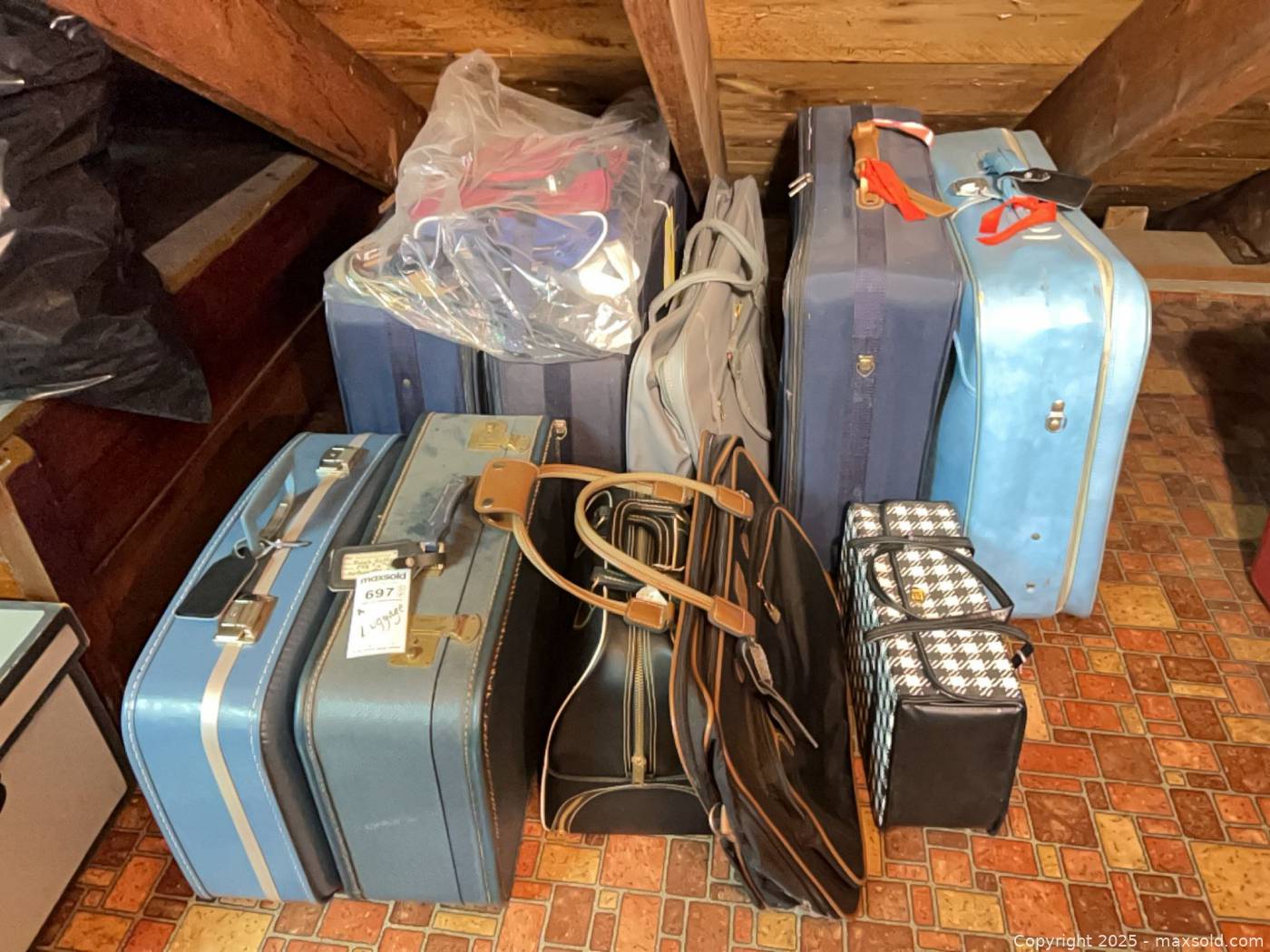 Lot of suitcases and travel bags | Maxsold