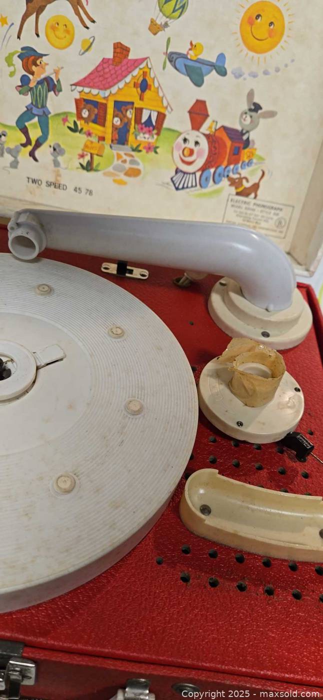 Song 'n Story phonograph, Spirograph and vintage toy assortment | Maxsold