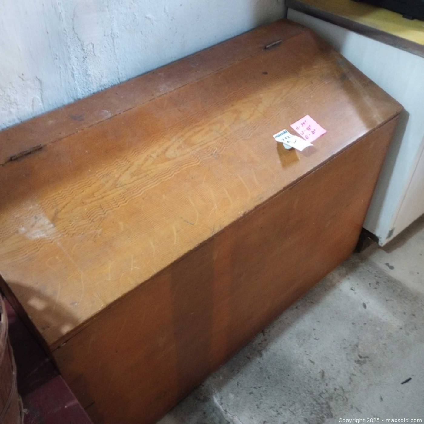 Wooden blanket trunk storage chest | Maxsold