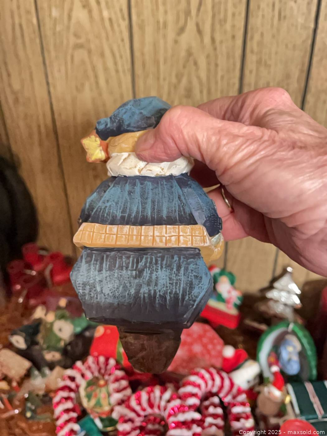 Assorted Christmas decorations | Maxsold