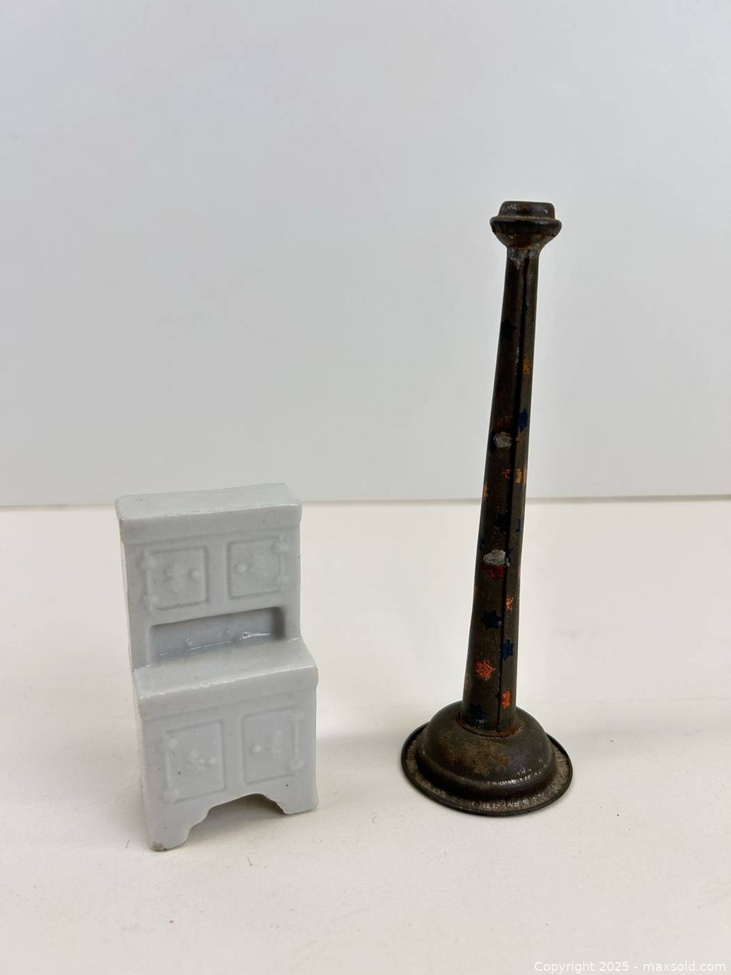 Vintage toy clickers, bandwagon & minis | Maxsold