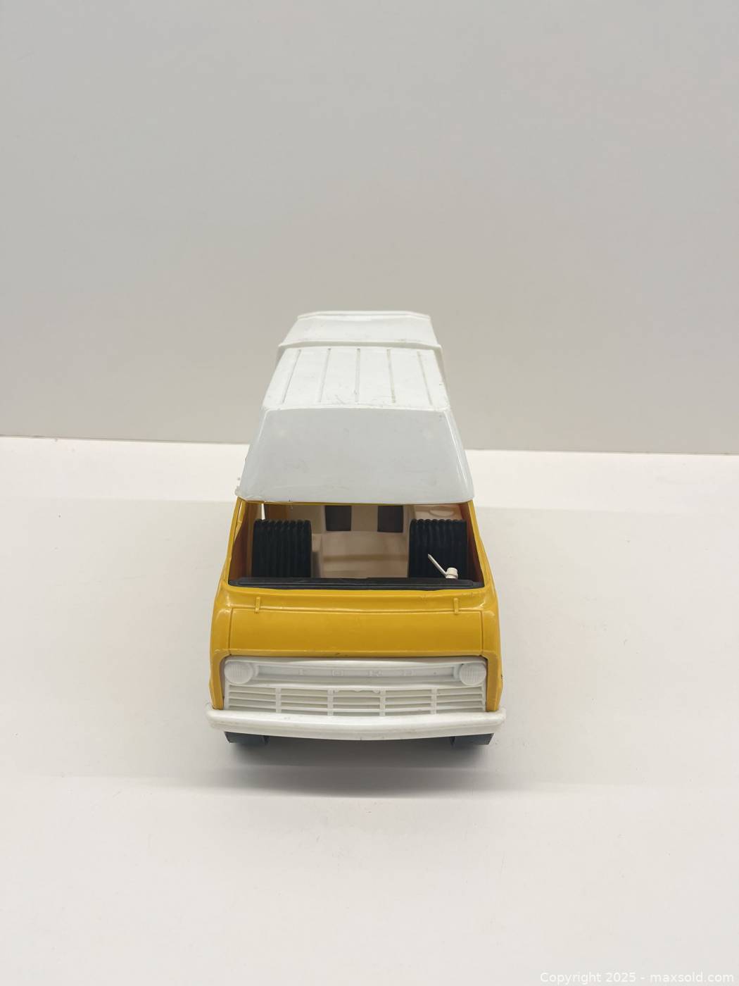 Plastic yellow Road Runner camper toy | Maxsold