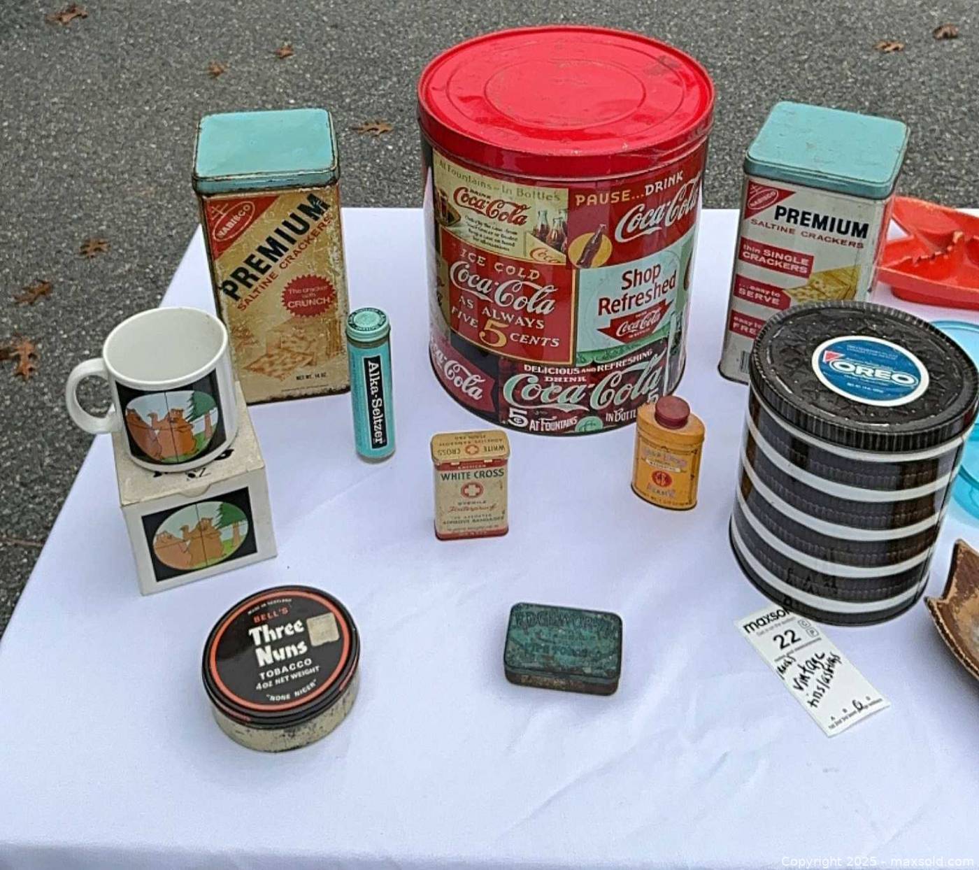 Vintage kitchen tins, ashtrays, mug & décor | Maxsold