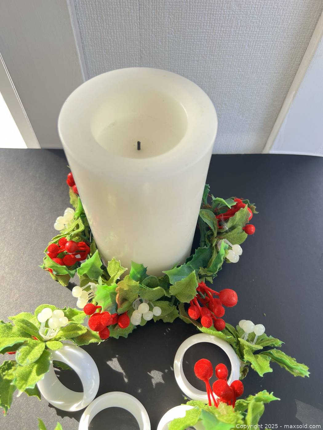 LED candle, wreath and four napkin rings | Maxsold
