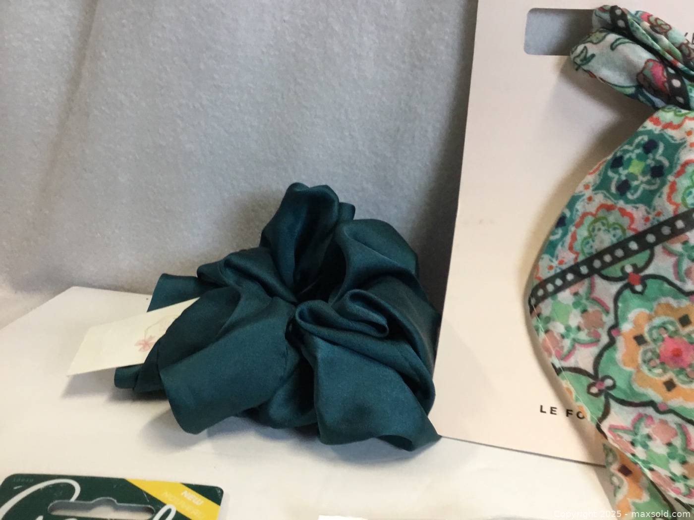 New assorted hair accessories 10pcs | Maxsold