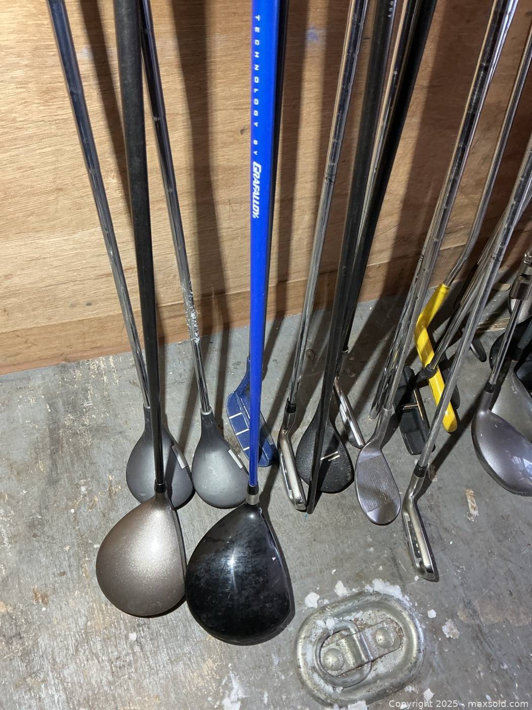 Men’s right-hand golf clubs and carry sleeve | Maxsold