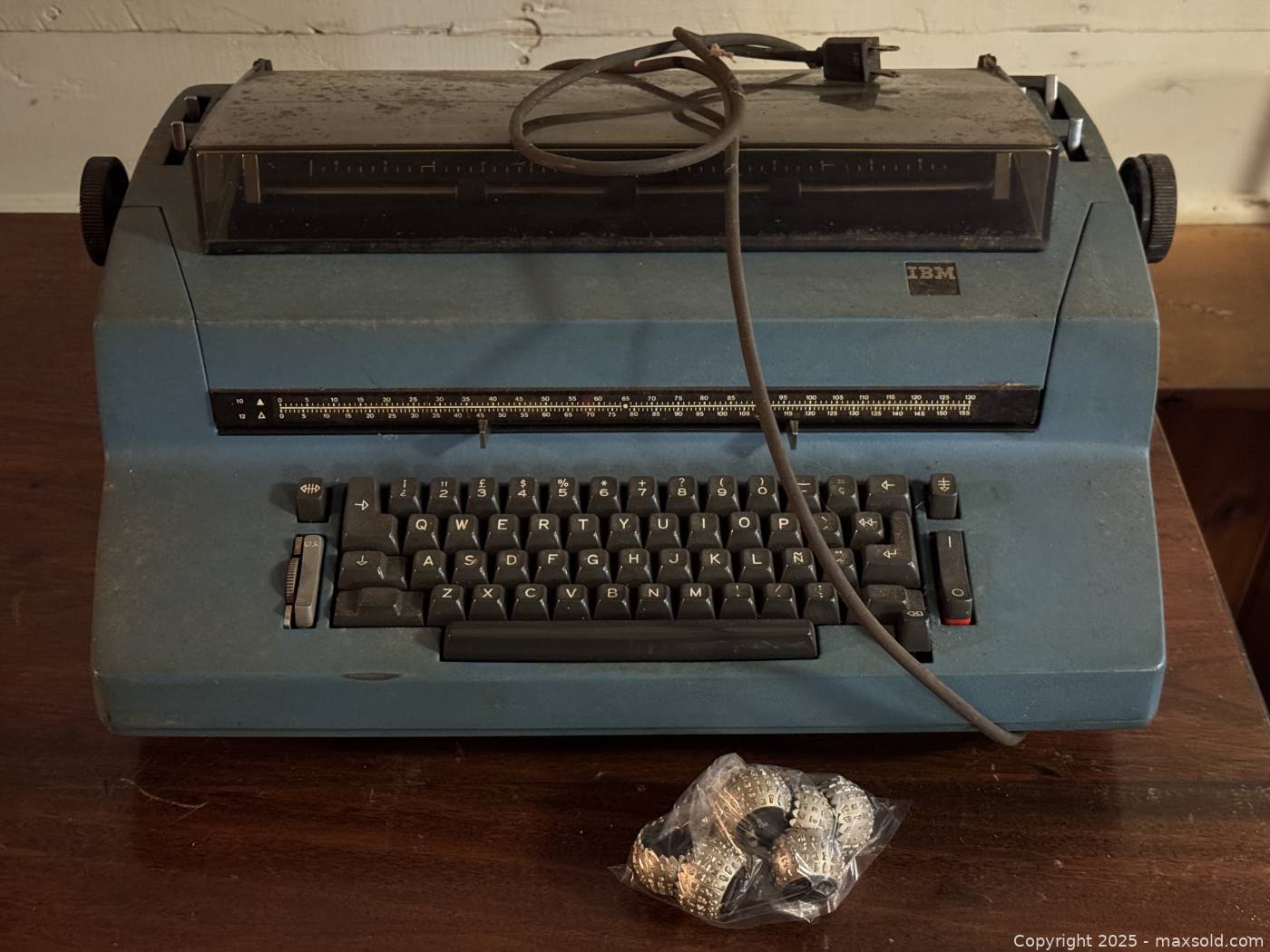 IBM Selectric blue electric typewriter with 5 metal type elements | Maxsold