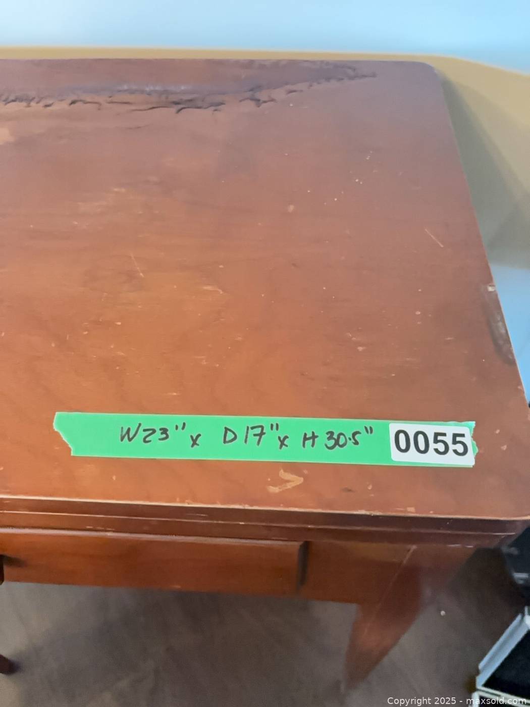 Singer sewing machine in wood cabinet | Maxsold
