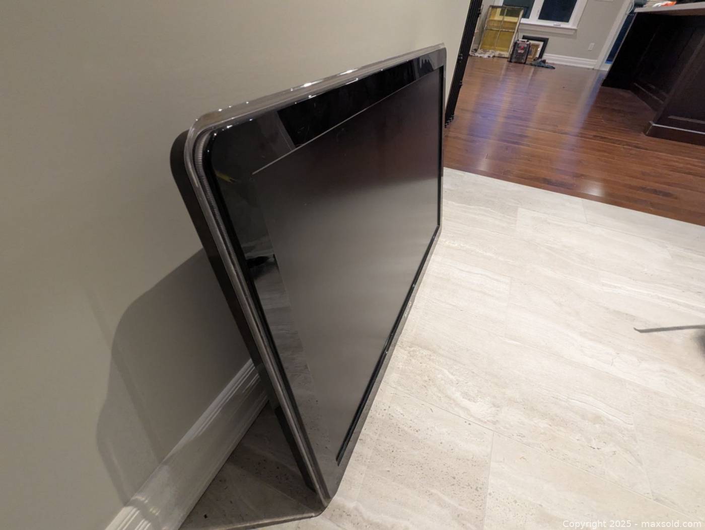 42" Philips LCD TV With Remote | Maxsold