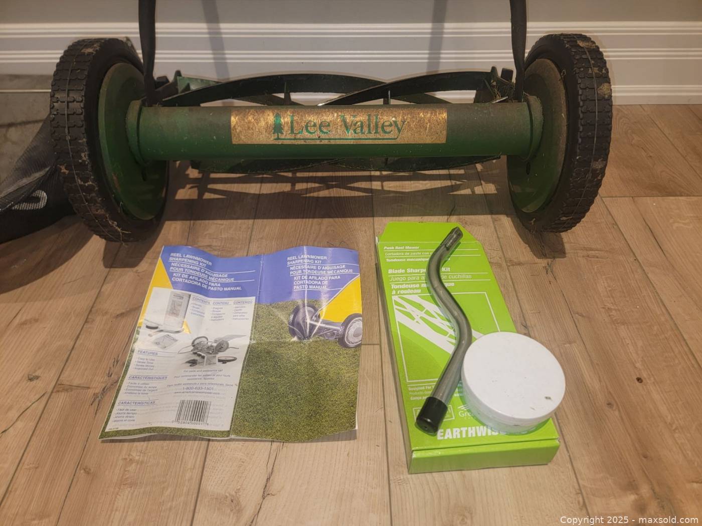 Lee Valley reel lawn mower with grass catcher and sharpening kit | Maxsold