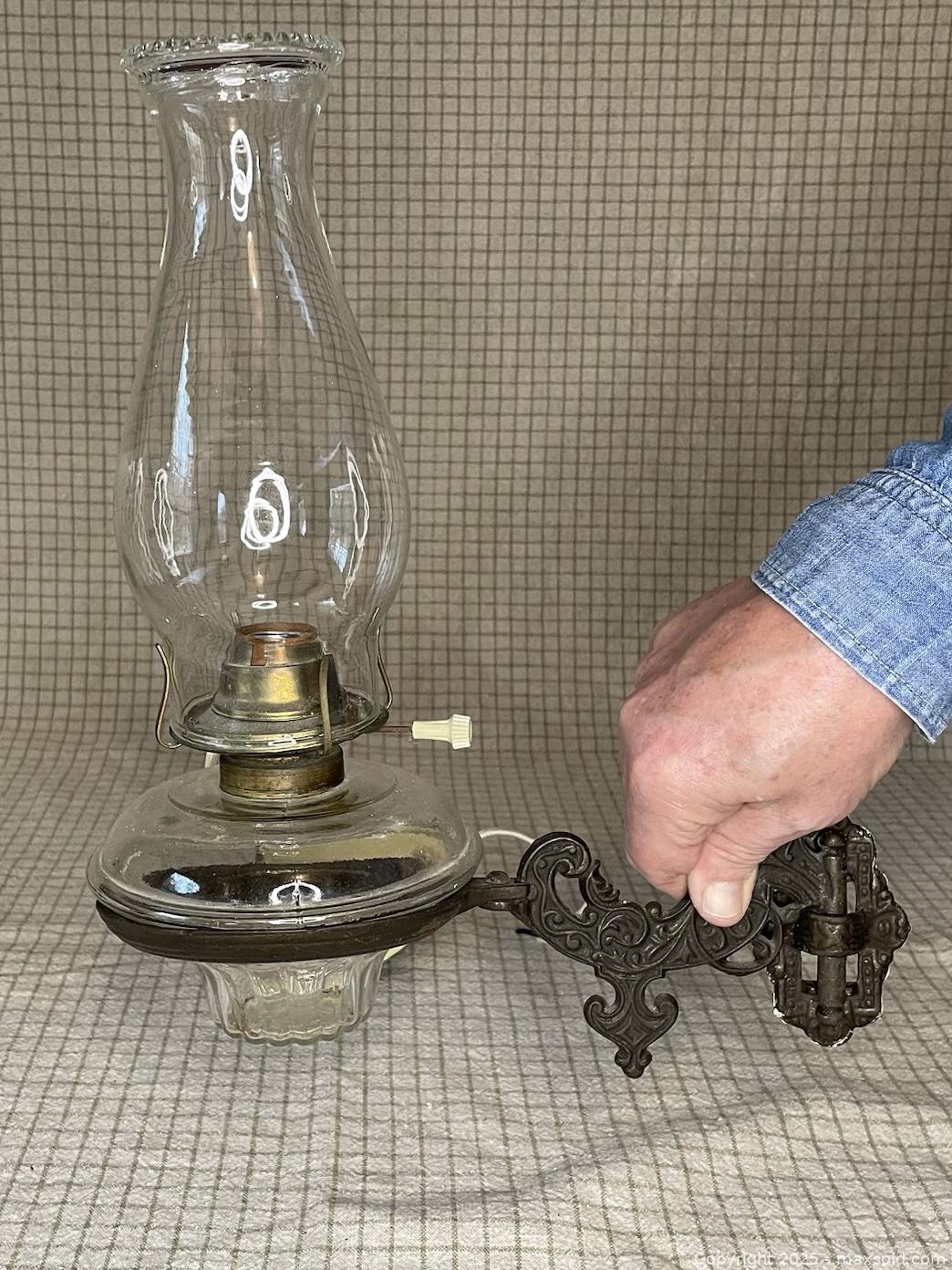 Cast iron swivel wall light fixtures with electric glass lamp | Maxsold