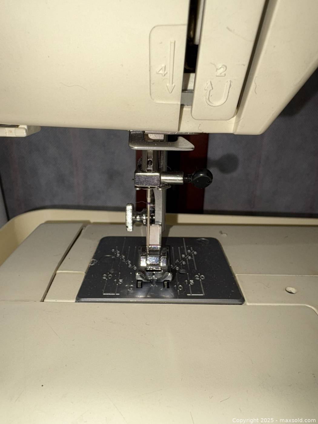 HuskyStar 215 portable electric sewing machine | Maxsold
