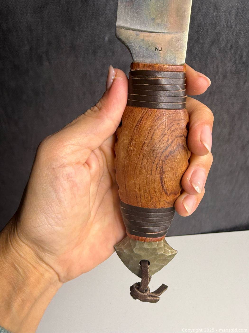 Indigenous American-style arrowhead pommel knife | Maxsold