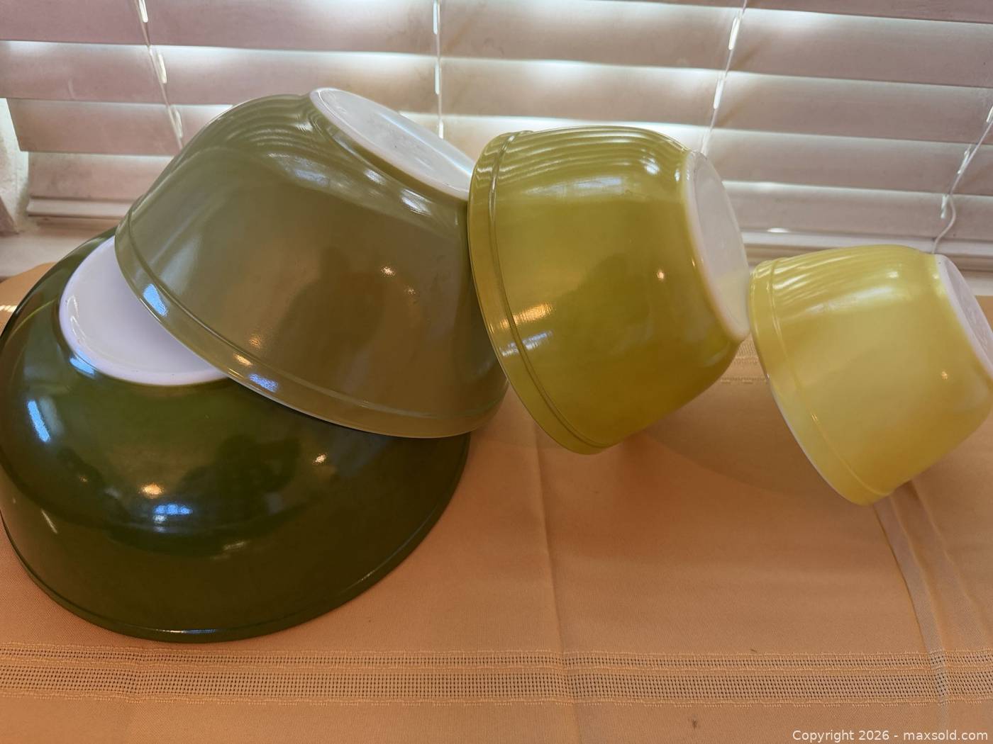 Pyrex green bakeware set and mixing bowls | Maxsold