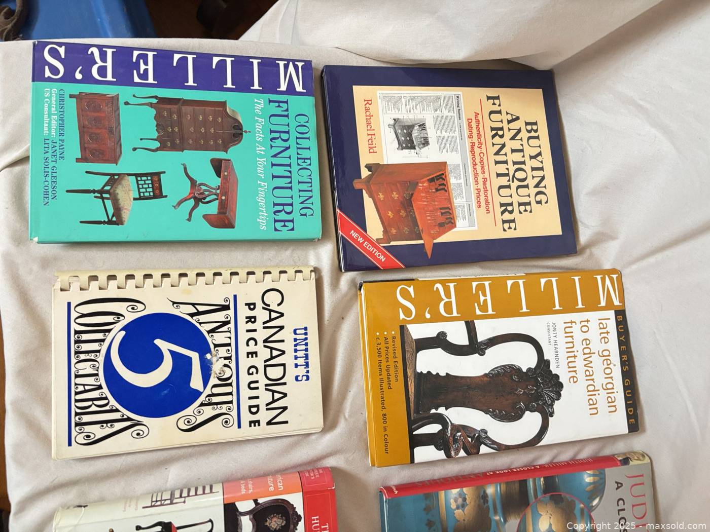 11 Antiques And Price Guide Books | Maxsold