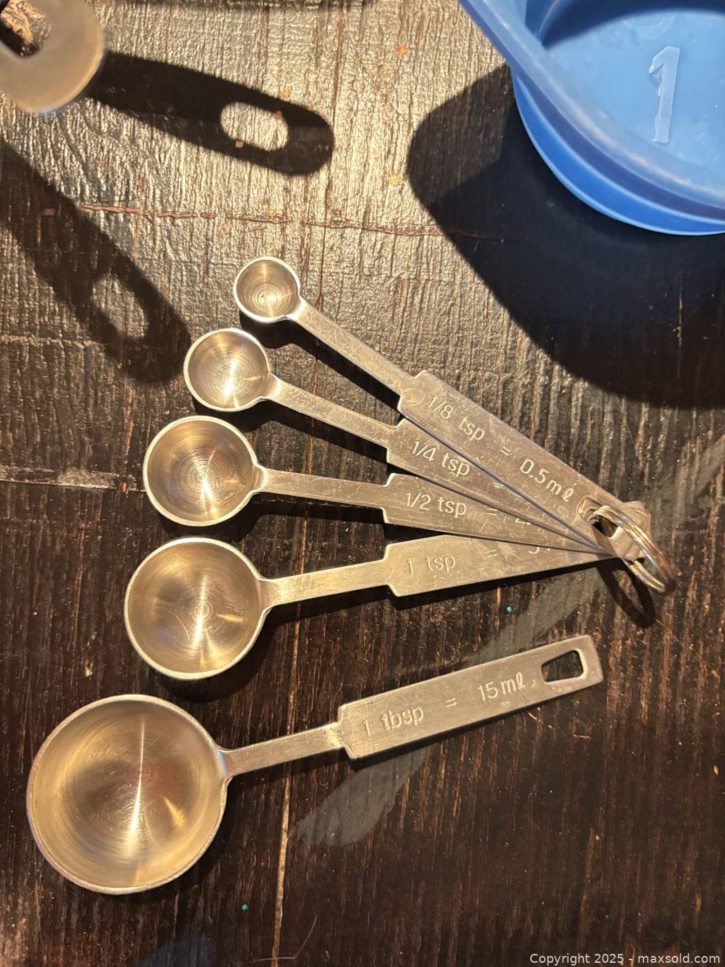 Kitchen measuring cups, spoons, prep bowls, spoon rest, egg tool | Maxsold