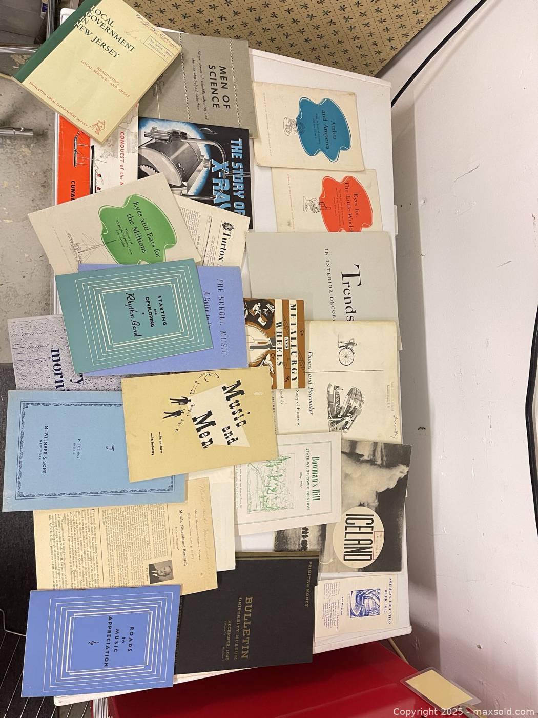 Vintage pamphlets and booklets | Maxsold