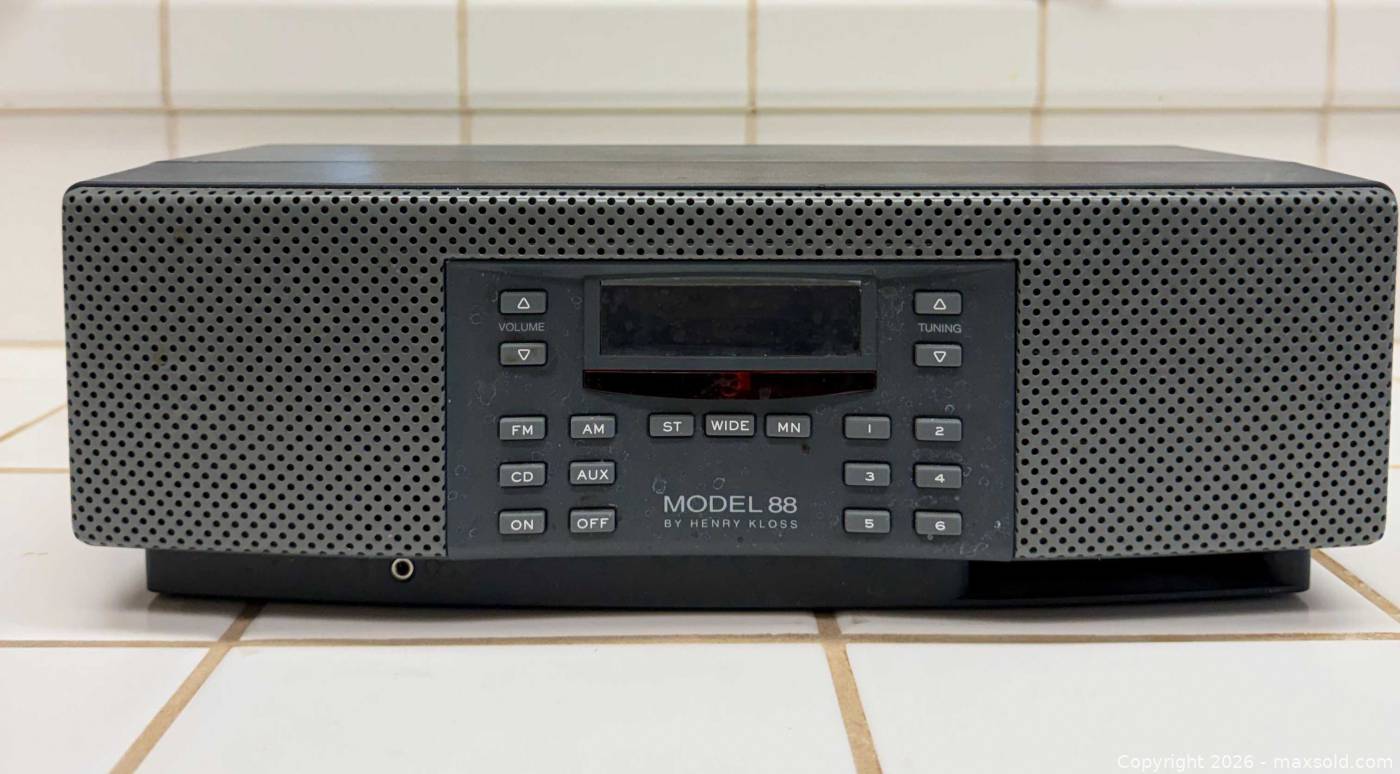 Cambridge SoundWorks Model 88 table radio | Maxsold